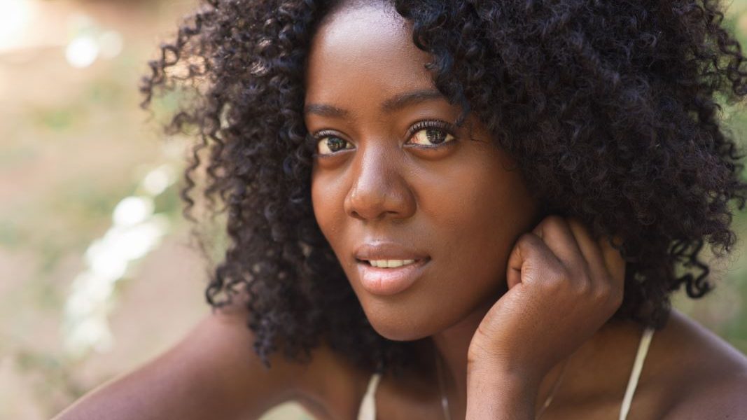 Cuidados específicos da Pele Negra – Blog Adélia Mendonça